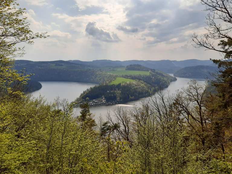 Hohenwarte-Stausee-Weg: Wo sich die Saale um fjordartige Buchten windet ...