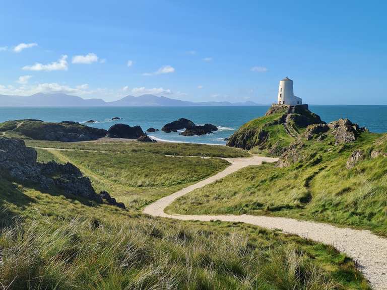 Golden beaches and towering cliffs — The Isle of Anglesey Coastal Path ...